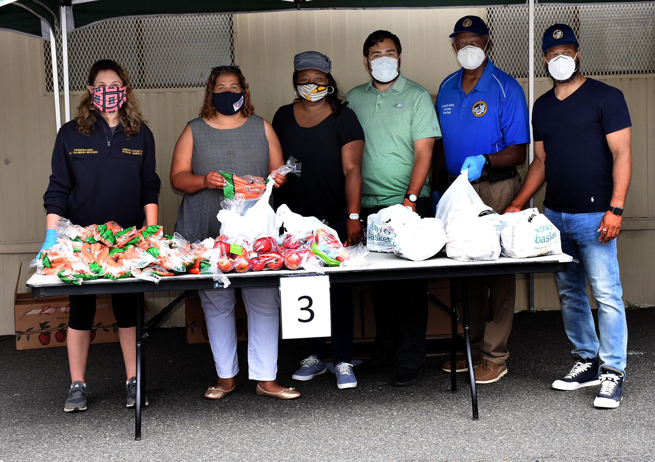 Distribution of 300 bags of food and fresh produce in Plainfield ...